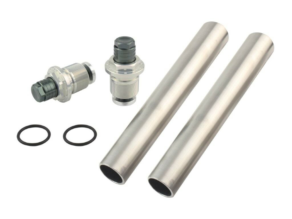 純正フロントフォークキャップと交換して取り付ける事で、プリロード(イニシャル)調整が可能になります。ドレスアップ効果も含め、ストリートにお勧めのパーツです。アルミ削り出し/アルマイト仕上げOリング/専用シートパイプ付属1台分セット締め込み調...