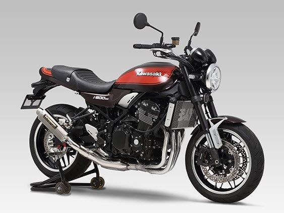 【商品詳細】 ◆高品質な伝統的スタイリング 伝統的なデザインの丸型サイレンサーをZ900RSのスタイルに合わせて長さ300mmというコンパクトなサイズで新設計しました。LEPTOSシリーズのV字型のスプリングフックや、3ピースのパイプを合わ...