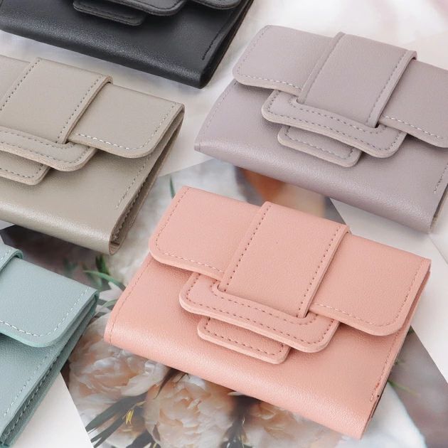 ⇒ 買い物ガイドはこちら■商品説明 すっきりとしたスクエアフォルムの三つ折り財布。 手の平への収まりの良いコンパクトなサイズ感で、小さめバッグの日にも持ち歩きのしやすいひと品となっています。 マットなレザー調素材に、同色ステッチで統一感のあ...