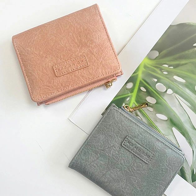⇒ 買い物ガイドはこちら■商品説明 ナチュラルなシワ感が味わいのある、レザー調財布。 すっきりとしたスクエアフォルムで、大人感のあるスマートな佇まいに仕上げました。 紙幣入れとカードスリット、小銭入れで構成されたスリムな設計が使いやすく、キ...