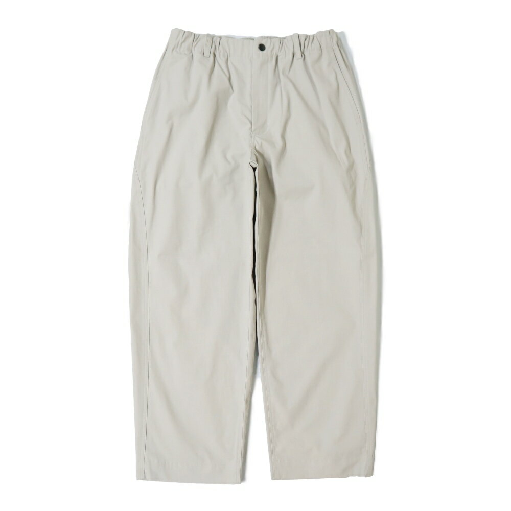 商品説明 強撚糸ならではの独特のハリコシがあり、シャープな印象をもたらす生地を使用したパンツ。 オーガニックコットンとリサイクルポリエステルを混紡した糸に強く撚りをかけたツイル生地は、シャリ感のある風合いでドライタッチ。 経年による風合いの...