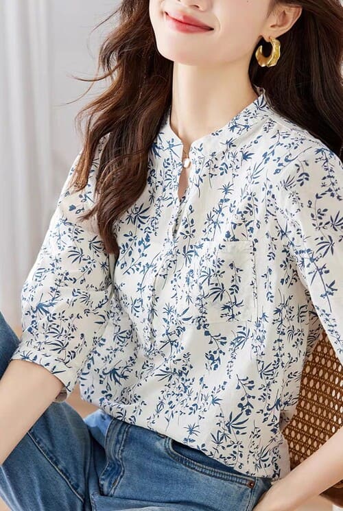 レディース トップス ブラウス 長袖 五分袖 スタンドカラー カジュアル きれいめ 韓国 軽やかさ 春夏 おしゃれ 大人 青 大きいサイズ オフィス 40代 50代 ブルーの花柄がさわやか♪大人のきれいめスタンドカラーブラウス 【カラー】ホ...