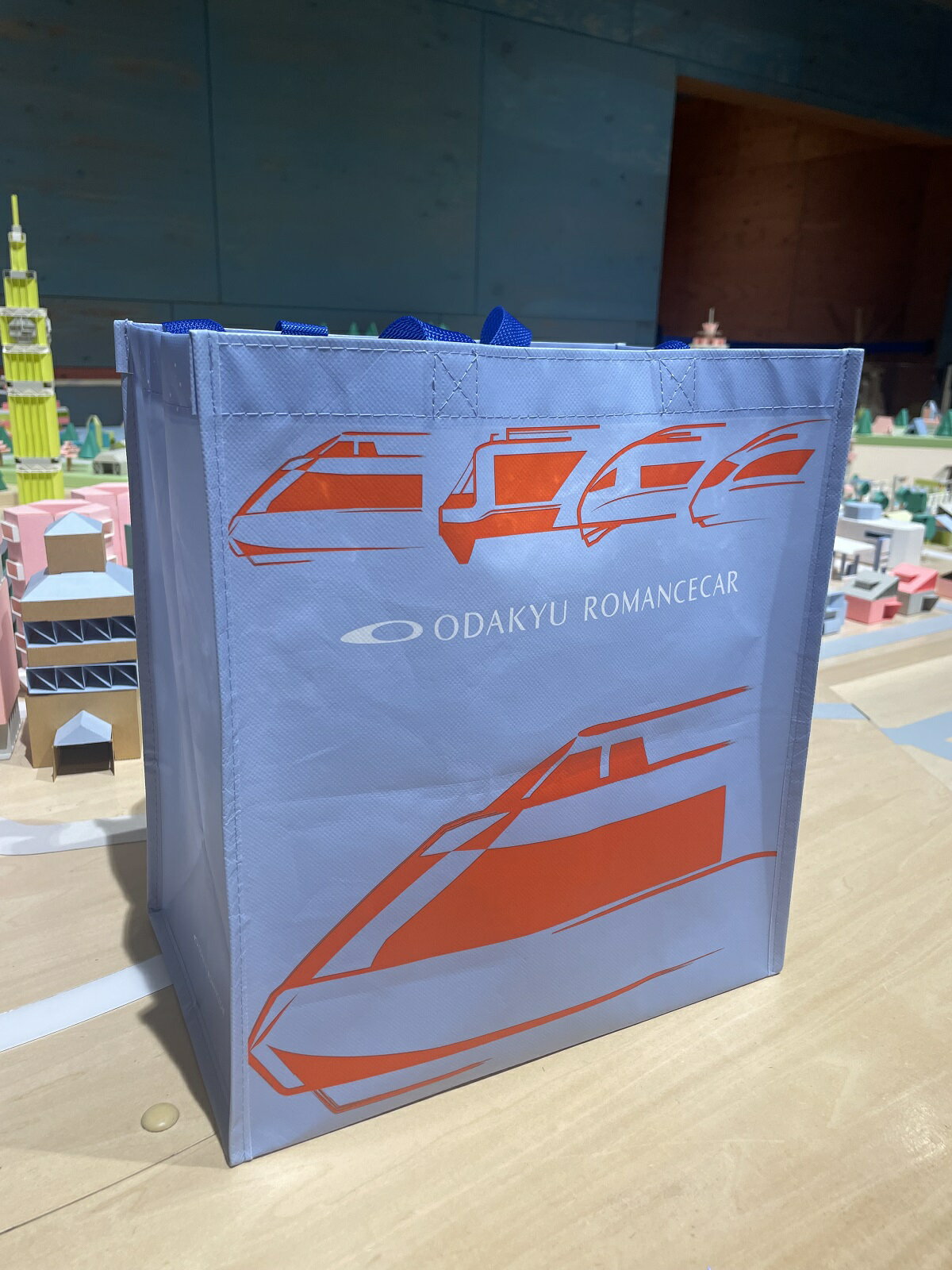 歴代の特急ロマンスカーをおしゃれにデザインした不織布バッグです 手提げだけでなく、肩からかけても使える便利なサイズ♪ ちょっとしたお買い物や小物入れにぴったりの、繰り返し使うことのできる不織布バッグです。 ※ 底の補強のために中にはボール紙...