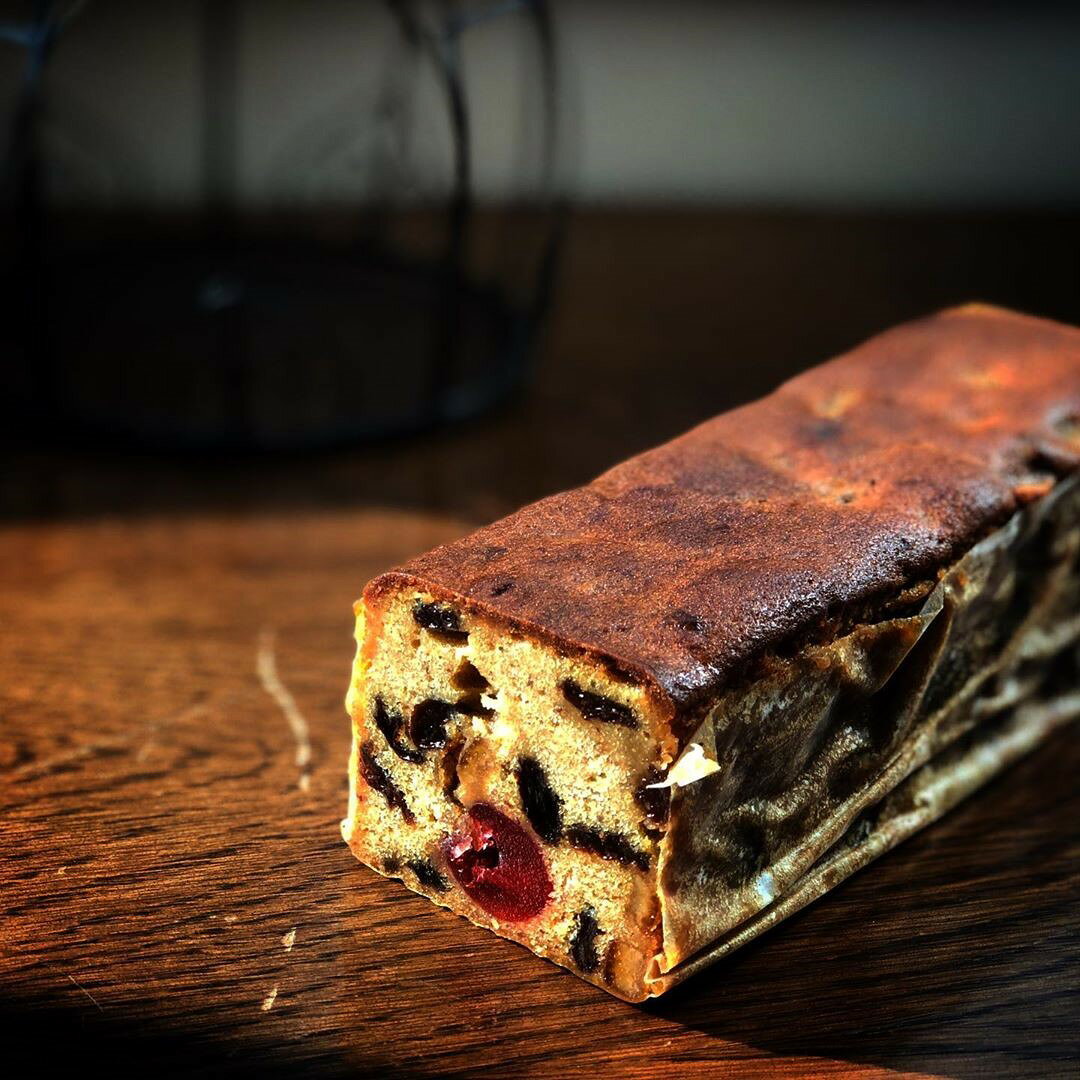 新潟市のスイーツの名店が作る、しっかりとした味わい深いクラッシックなレシピで焼き上げたフルーツケーキです。 濃厚できめ細かいしっとりとした食感。 独自のブレンドで漬け込んだドライフルーツを熟成し、アーモンドたっぷりの生地とスパイス、コニャッ...