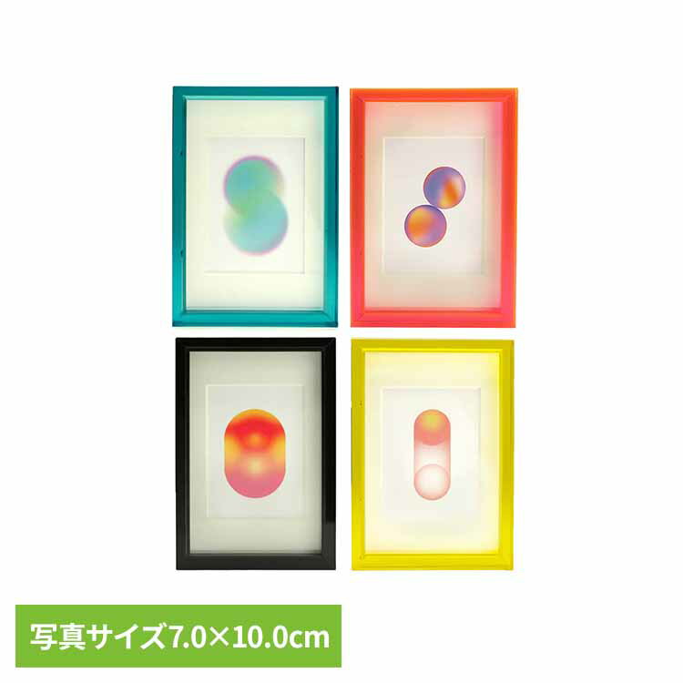 シンプルで均整のとれたデザイン。フレーム自体の重みに相反して、光を通すアクリルの透明感が空間に軽やかな印象を与えます。写真やアートワークをスタイリッシュにディスプレイするのに最適です。どの角度から見ても美しい仕上がりで、卓上に対応しています...