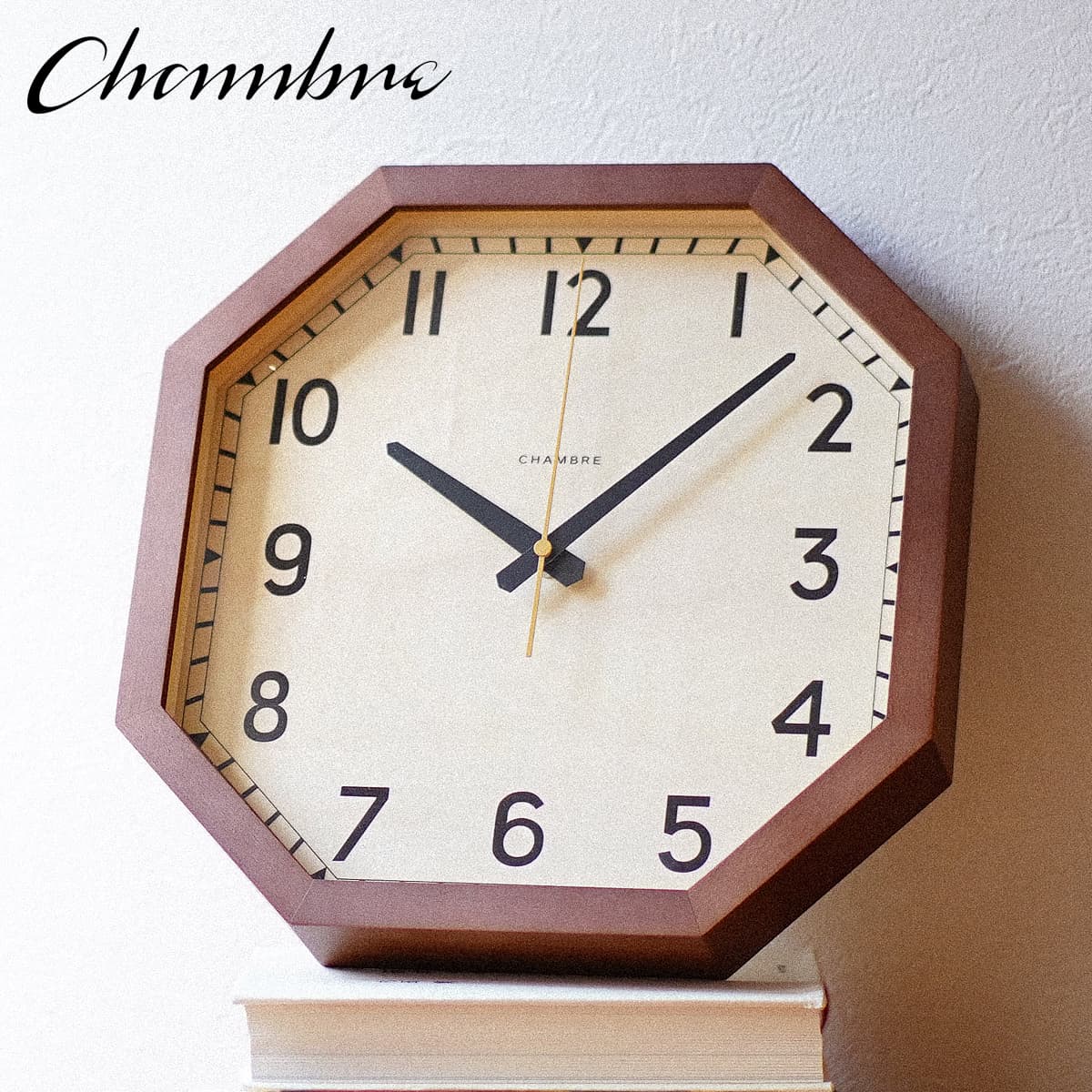 OCTAGON CLOCKは、正八角ではなく中心を僅かに長くすることにより、スタイリッシュな印象のフォルムへ仕上げました。 スイープ運針の時計です。気になる稼働音がなく、寝室などでも安心してご使用いただけます。 【カラーバリエーション】 商...