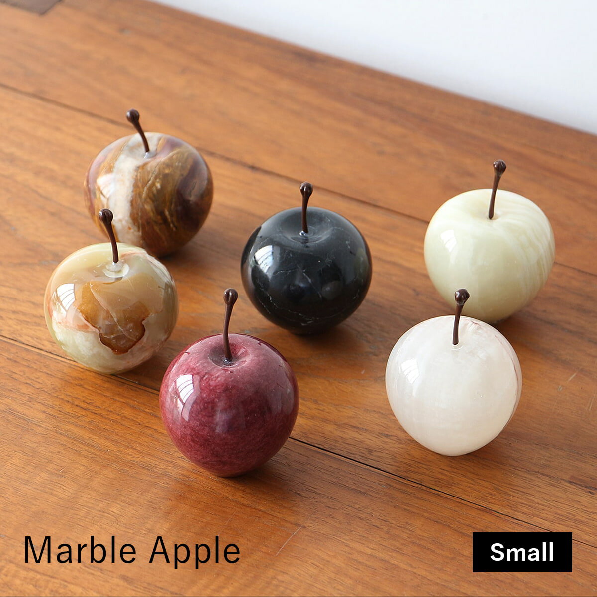 天然のマーブルストーン（大理石）を削り出して作られたアップルオブジェ。 こちらの商品は【Small】サイズになります。 ヴィンテージでも見られるマーブルストーンを使用した削り出しオブジェを再現したデザイン。デスク周り、棚へのディスプレイやペ...