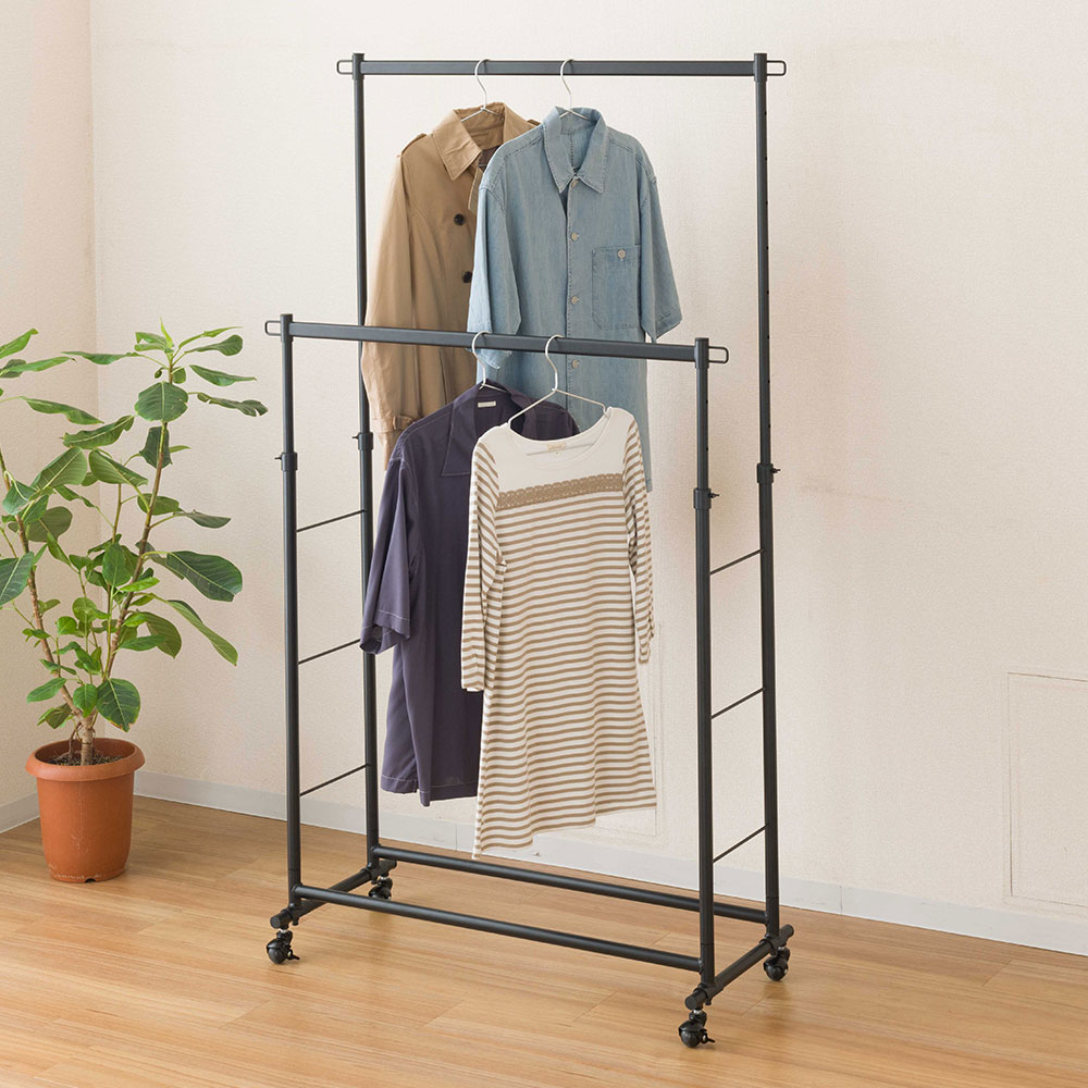 ■ 商品スペック合計で約150kgの衣類を掛けることができる、ダブルポール使用のハンガーラックです。キャスター付きで移動が簡単に行えます。ブラックのフレームが様々な空間にフィットします。高さが調節可能なので、身長や服の丈に合わせてご使用いた...