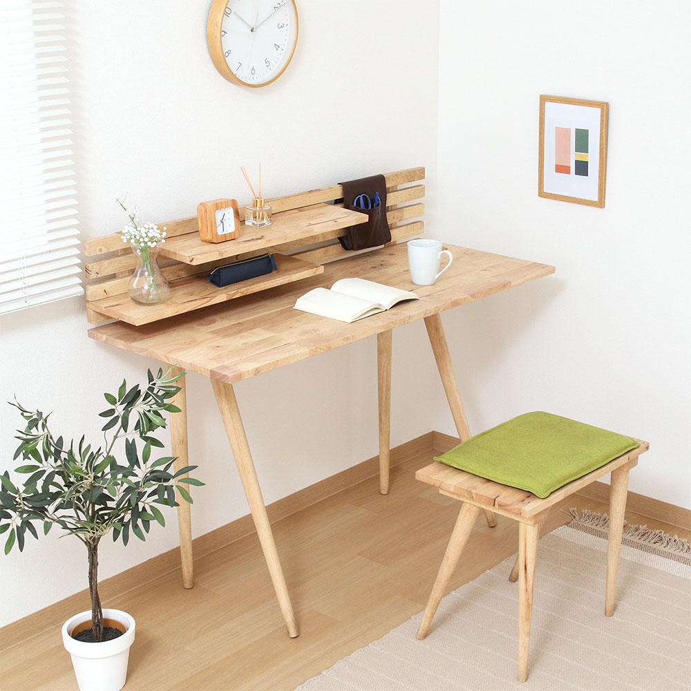 ■ 商品スペック天然木を使用した、あたたかみのあるデスクとスツールのセットです。勉強机としてはもちろん、在宅ワーク用、ミシンや手帳時間などの趣味用デスクとしても活躍します。棚板は可変式で、収納物や用途にあわせて自由に変更が可能です。スツール...