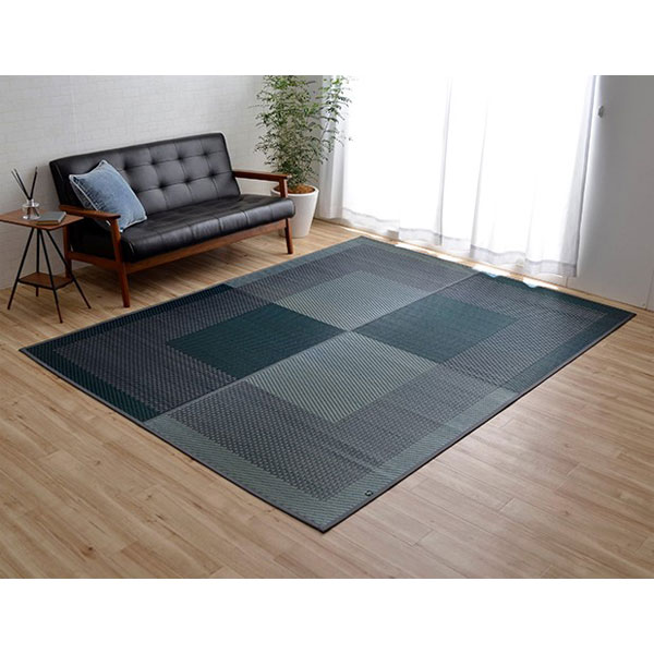 ■ 商品スペックシンプルでモダンな市松柄のい草カーペットです。国産(九州産)のい草を使用しています。一本一本が太く、表皮が厚く繊維がキメ細かいので弾力性があり、耐久性に優れています。い草には空気の自然浄化作用、湿度の調節作用などがあります。...