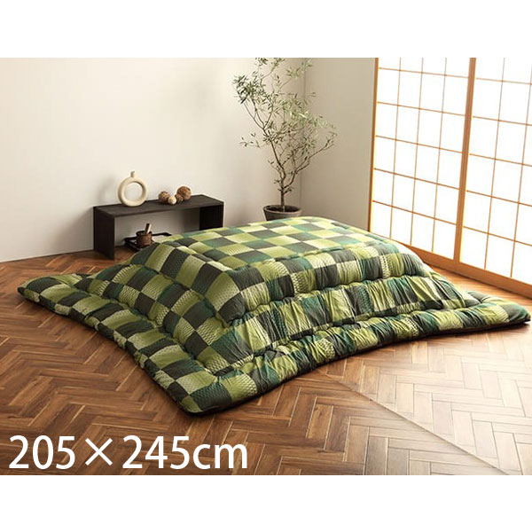 ■ 商品スペック伝統の市松柄をモダンにアレンジしたこたつ掛け布団です。細かな起毛を施して桃の肌のように柔らかに仕上げた、ピーチスキン加工の生地を使用しています。裏地には柔らかく肌触りの良いフランネル生地を使用しています。中綿は東レマッシュロ...