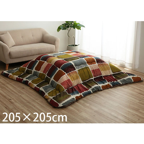 ■ 商品スペックパッチワーク風のデザインが印象的なこたつ掛け布団です。細かな起毛を施して桃の肌のように柔らかに仕上げた、ピーチスキン加工の生地を使用しています。裏地には柔らかく肌触りの良いフランネル生地を使用しています。中綿は東レマッシュロ...