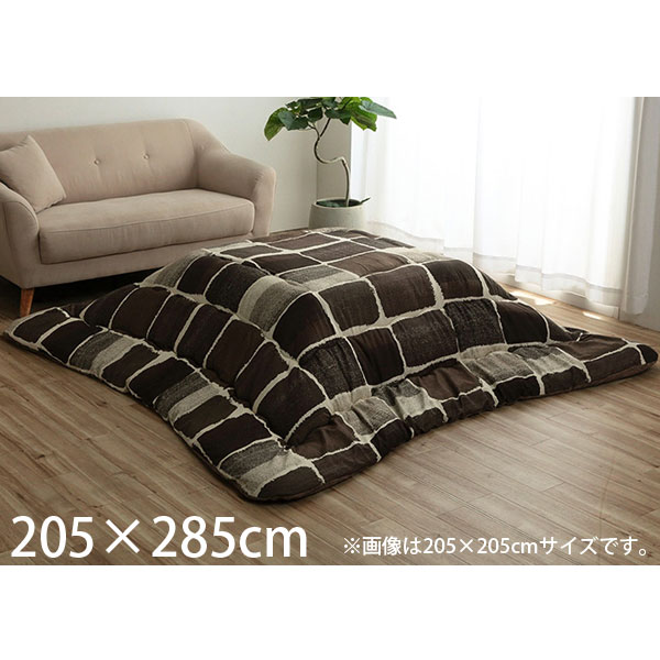 ■ 商品スペックパッチワーク風のデザインが印象的なこたつ掛け布団です。細かな起毛を施して桃の肌のように柔らかに仕上げた、ピーチスキン加工の生地を使用しています。裏地には柔らかく肌触りの良いフランネル生地を使用しています。中綿は東レマッシュロ...