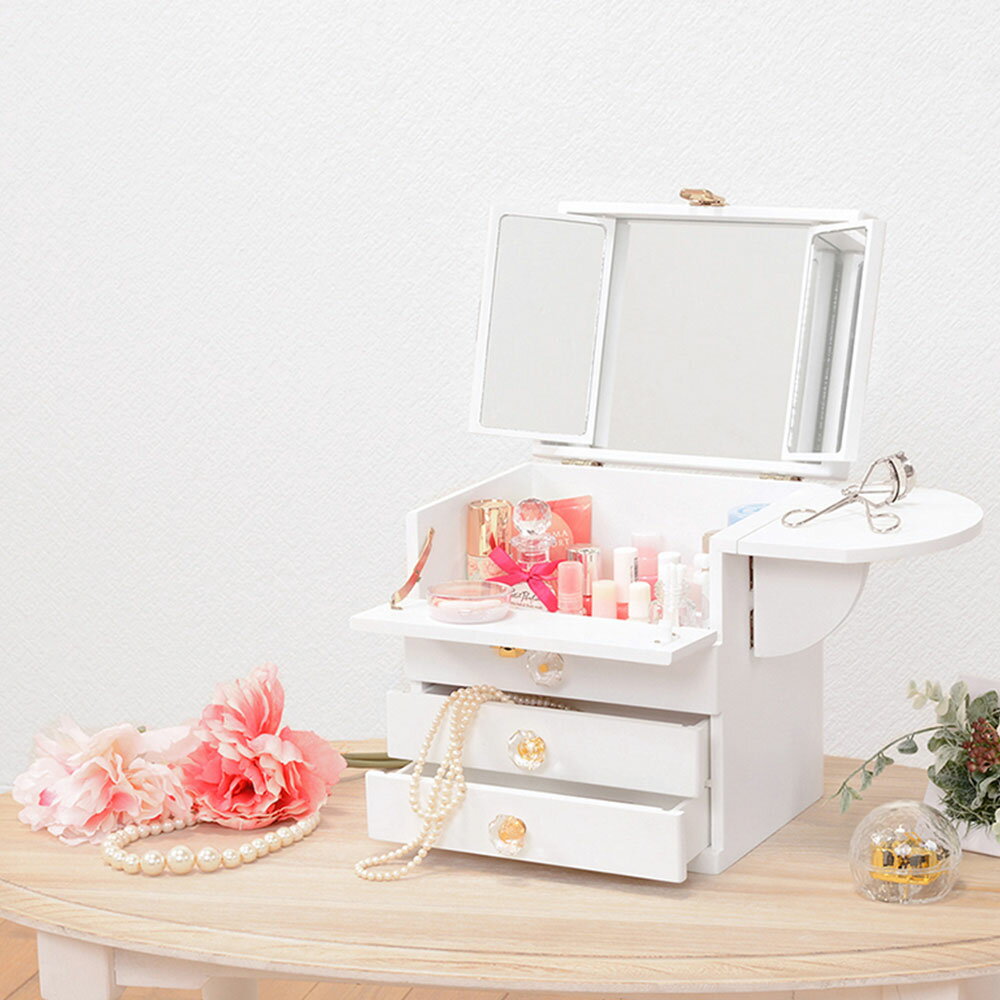 ■ 商品スペッククリスタルの取っ手がかわいい、三面鏡付きのコスメボックスです。おしゃれな見た目と大容量の収納スペースで、日々のメイクを楽しく行えます。複数方向から見えるため、角度を変えて細部まで確認しやすい。深さ約21cmの収納付きで、化粧...