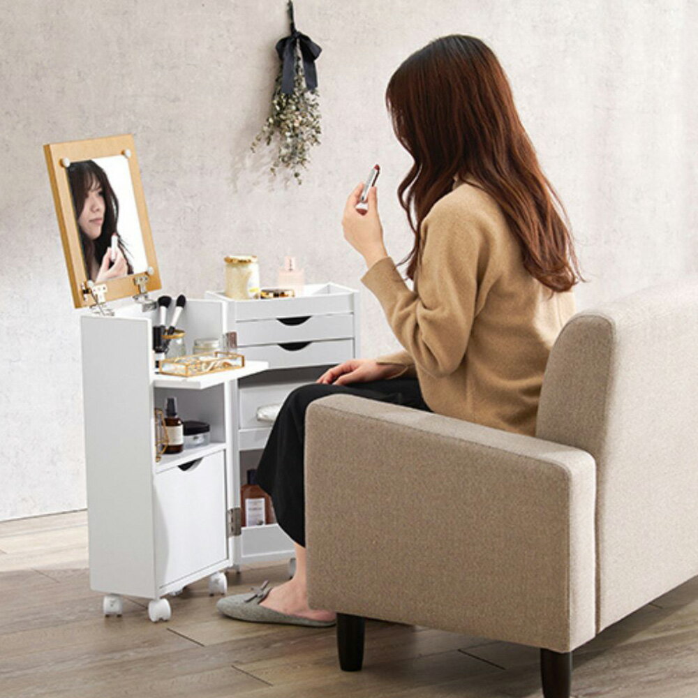 ■ 商品スペックメイクの時だけサッと広げて、使わない時はコンパクトに畳めるコスメワゴンです。スリムながら大容量収納で、小物からボトル、ドライヤーまで収納可能です。リビングに置いても邪魔になりにくいサイズ感で、畳んだ状態でソファ横のサイドテー...