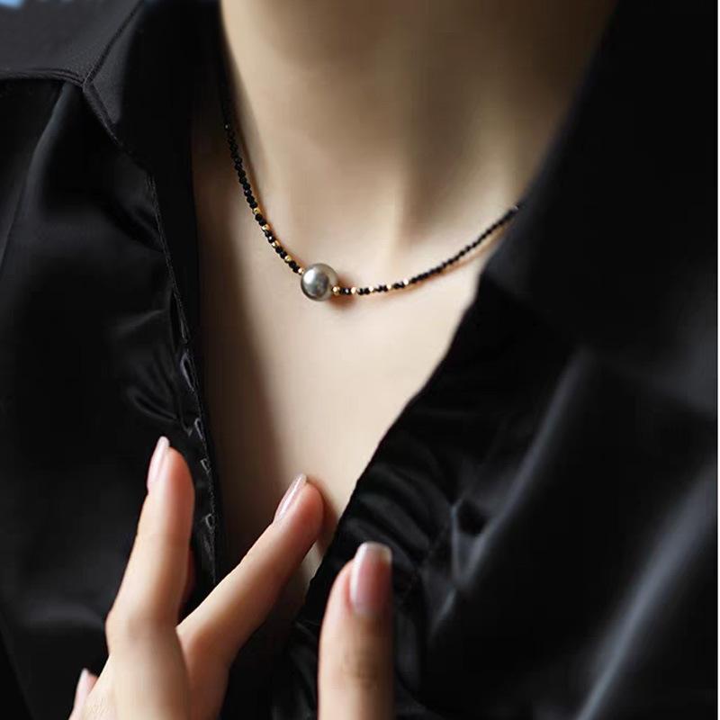 [ "・处理工艺: 手工制作", "・造型: 几何型", "・链子样式: o字链", "・是否多层: 否", "・坠子材质: 珍珠母贝", ...