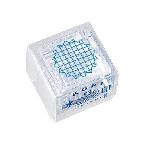 こおりじるし【氷印】 ●すべてのパーツが透明でつくられたスタンプです。上から印面が見えるので細かく位置を調整して狙ったところにぴったり捺せます。繊細なデコレーションも思いのまま。 ●インクの付き具合が分かりやすいので、複数インクのアレンジも...