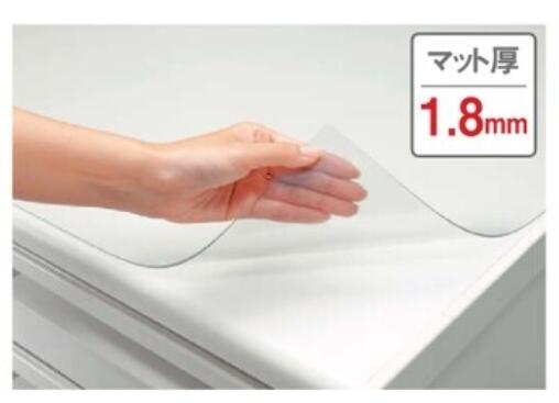 プラスのデスクシリーズ「US」「UJ」専用デスクマット。透明性・柔軟性に優れた樹脂製。 ●適用天板サイズ：幅1000×奥700mm ●外形寸法：幅928×奥562mm ●マット厚：1．8mm ●角：5R ●材質：40％再生樹脂（軟質ポリ塩化...