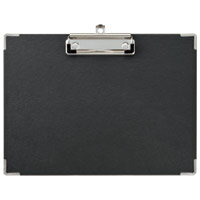 シンプル仕様の用箋挟です。●用箋挟●業務用パック●かど金具付き●フック付●規格：B5−Sヨコ●寸法：縦205×横281mm●色：黒●材質：表装＝オレフィン系素材貼表紙、とじ具＝スチール（壁掛け穴付き・角滑り止め付き）●角金付き●とじ具カバー...
