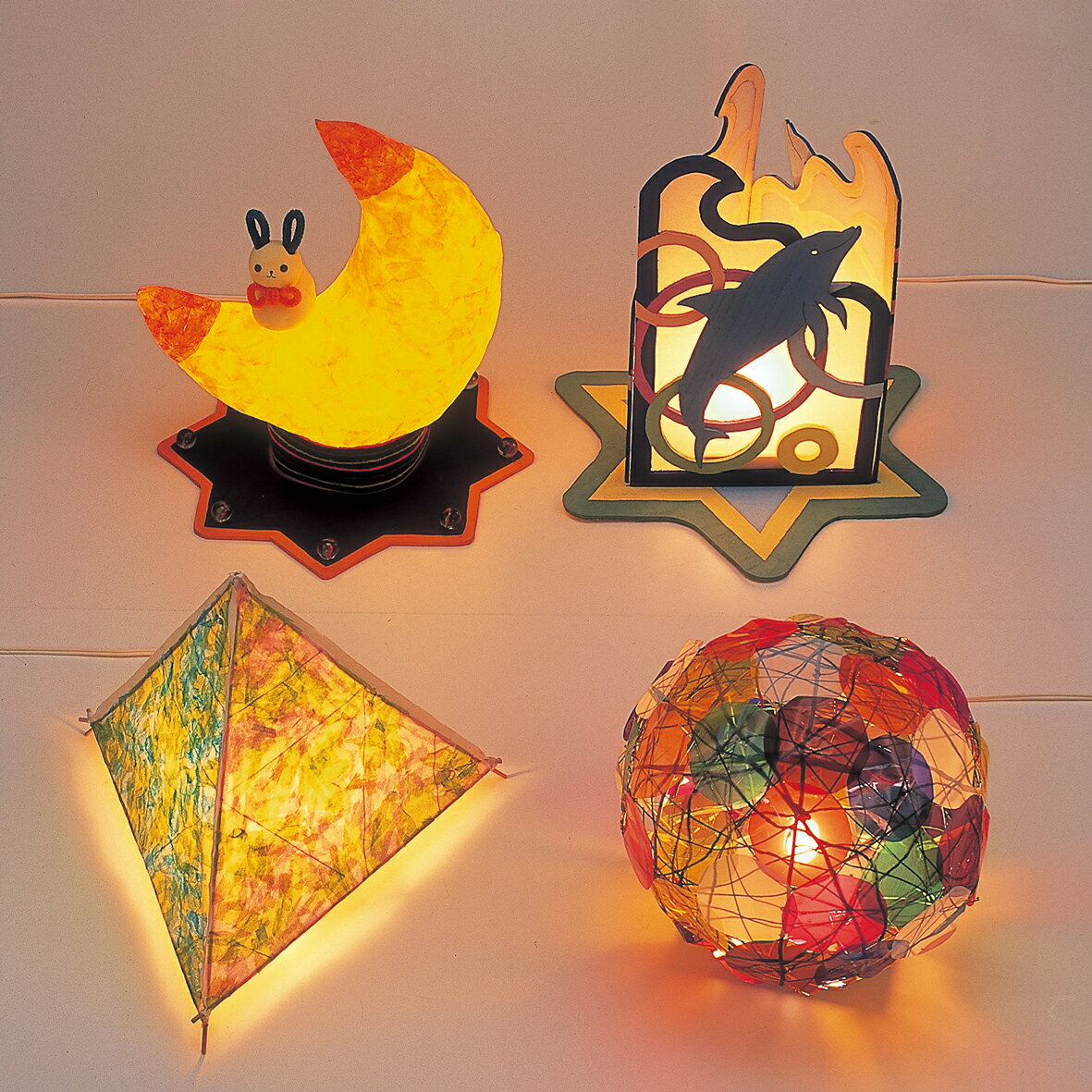 創作性の高い作品が手軽にできます。台板：90×90×20mm、脚：φ10×10mm台板（90×90×20mm）穴あけ加工×1、脚（φ10×10mm）×4、電気ソケット付コード(中間スイッチ付)小×1、木ネジ×2、電球(ナツメ球)5W×1台に...