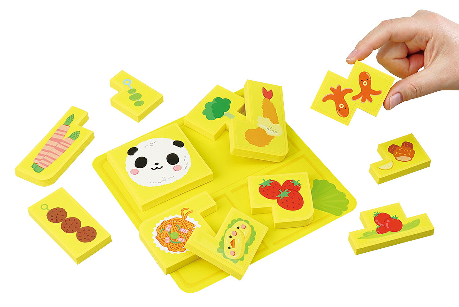 お弁当の具イラストが印刷されたEVA製のパズル。付属の台紙でお弁当作り遊びもできる。商品サイズ／EVAシート：190×190×10mm、シール：185×185mm1個重量／20g材質／EVA、紙セット内容／EVAシート、シール1個梱包形態／...