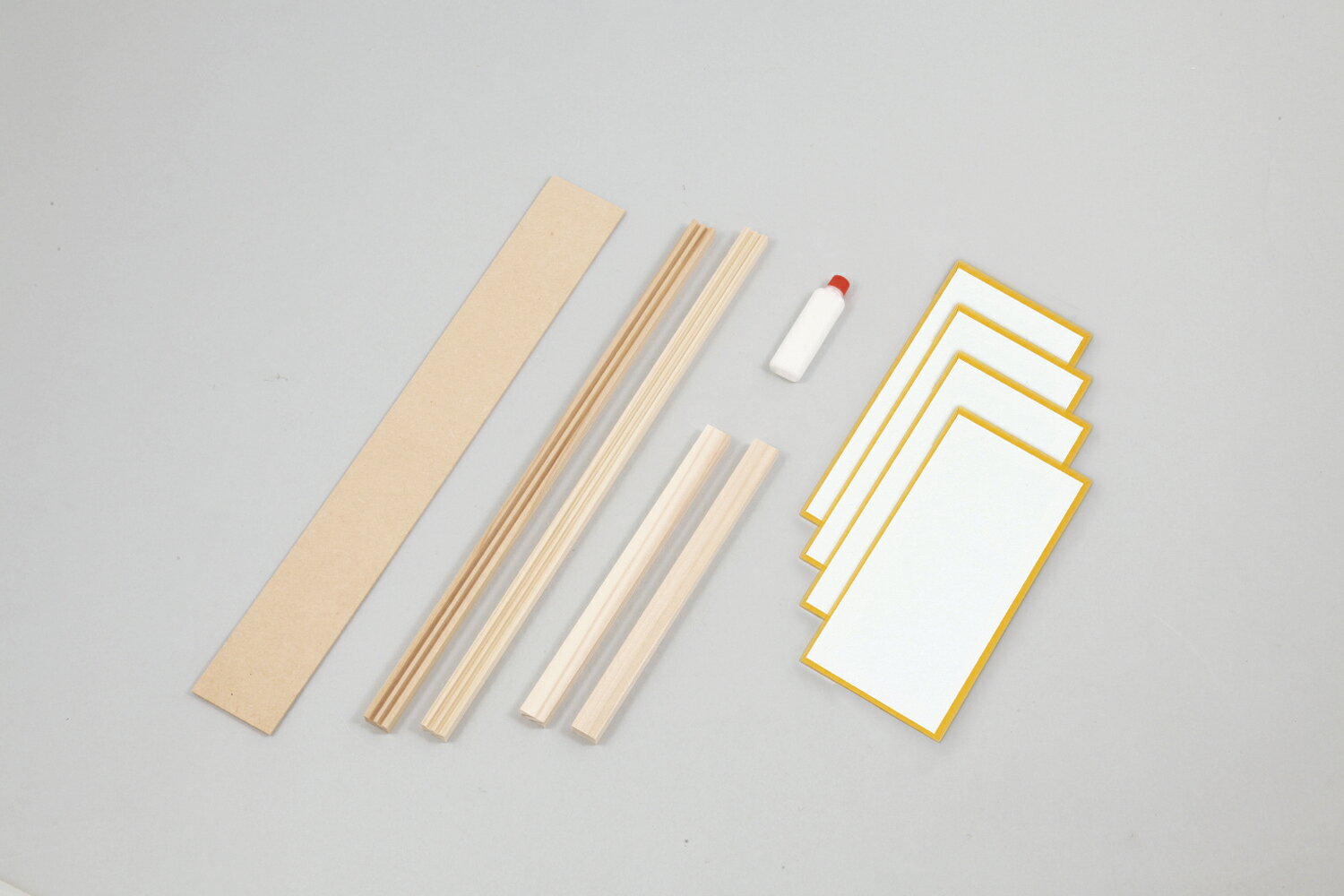 両面使用可能。金のふすまに彩色できる商品サイズ／約200×374×50mm1個重量／188g材質／紙セット内容／金ふすま（90×180mm）×4、木工ボンド（10g）×1、鴨居（10×15×354mm）×1、敷居（10×15×354mm）×...