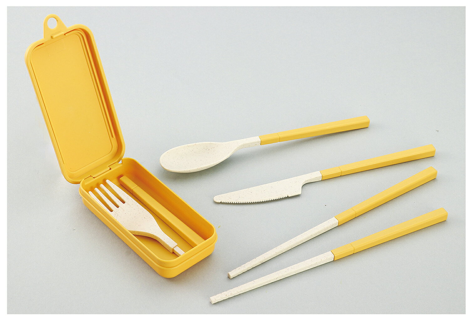 エコな素材のおはしやフォークなどのセット！※材質上製品に粒子が入っていますが汚れ等ではありません商品サイズ／58×130×25mm1個重量／70g材質／小麦の茎、PPセット内容／スプーン×1、ナイフ×1、フォーク×1、ケース×11個梱包形態...