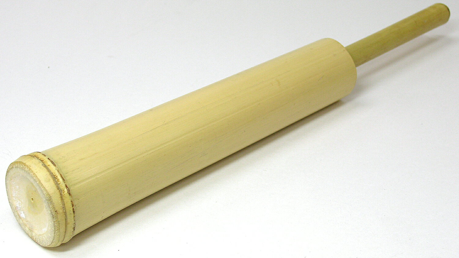 竹製の水てっぽうで遊べます。商品サイズ／Φ35×325mm1個重量／79g材質／竹セット内容／水鉄砲筒部分（Φ42×208mm）×1、水鉄砲ピストン（270×59×29mm）×1、テキスト×11個梱包形態／ネット入