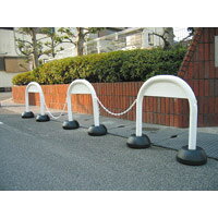 車の進入や迷惑駐車でお困りの場所に置くだけのアーチスタンド。差し込んで回すだけの簡単組立て。・現場用アイテム・アーチスタンド・色：ホワイト・1セット入数：3個組・外形寸法：約幅900×奥行255×高725mm・材質：ポリエチレン・質量：1．...