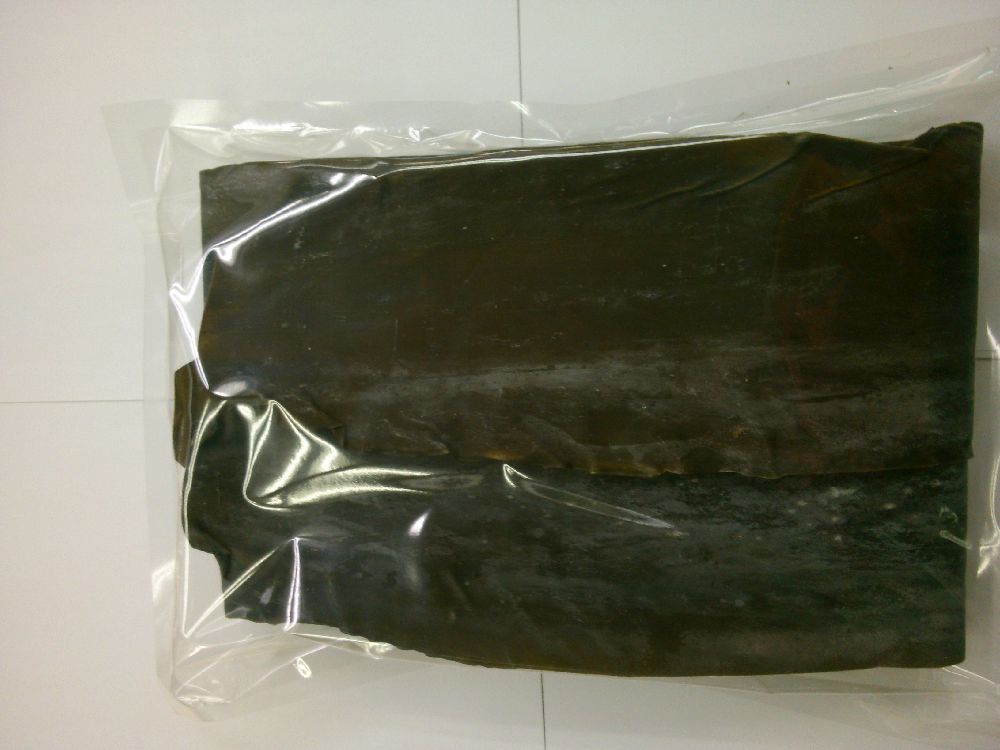 真昆布尾札部産1等級を贈答用に加工する際選別から漏れた部分です白っぽい部分形のいびつな部分がまじります未加工品です本来別の用途に使用予定でしたがだし昆布ないのとのお問合せが多いため緊急販売します原材料昆布（北海道道南産)小倉屋松柏　大阪府茨...