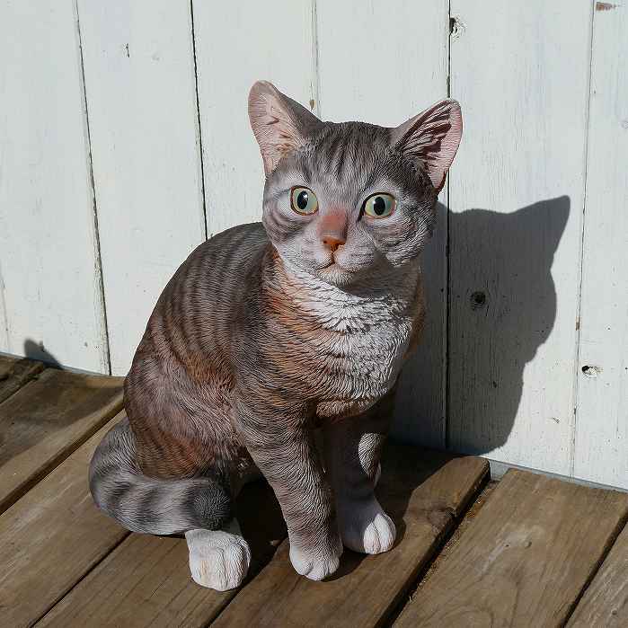 本物そっくりリアルでかわいい　巻き座りサバトラ猫（大）　〔 ガーデニング 猫 置物 2匹 子猫 北欧 おしゃれ ガーデン雑貨 動物 ガーデニング雑貨 かわいい 可愛い リアル ナチュラル 庭 玄関 屋外 オブジェ イギリス アニマル WOO...