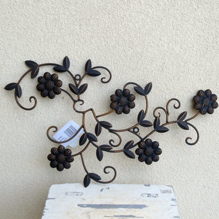 壁掛け 壁飾り デイジーウォールオーナメント 花模様 アイアン製 幅43cm ウォールデコレーション No.6848 村田屋産業 グッズ 資材 241121 . アイアン素材の壁飾りです。サイズは幅43cm、高さ24cmです。室内、屋外どち...