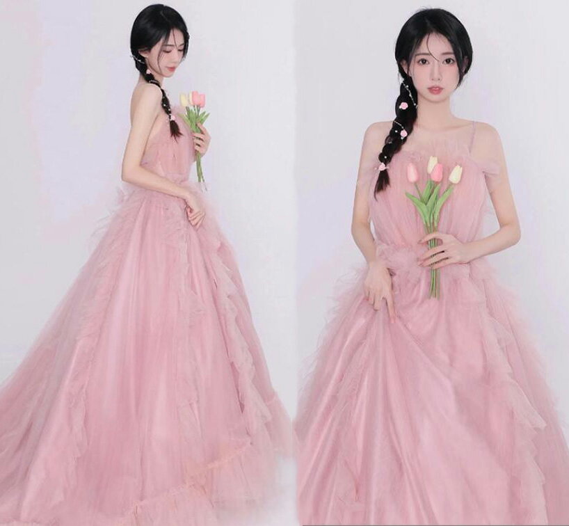 ウェディングドレスは、特別な日にふさわしいエレガントなデザインが魅力です。 このドレスは、どのような肌色にもなじみやすく、花嫁の美しさを引き立てます。 華やかさを加え、フォトウェディングや二次会、前撮り・後撮りなど、様々なシーンでの使用に適...