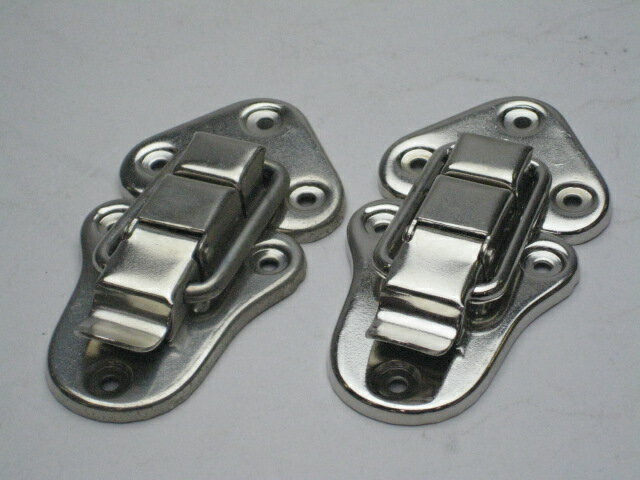 ●寸法 縦：90ミリ 横：48ミリ 高さ：13．3ミリ 材質：鉄 仕上げ：ニッケル 穴径：4ミリ