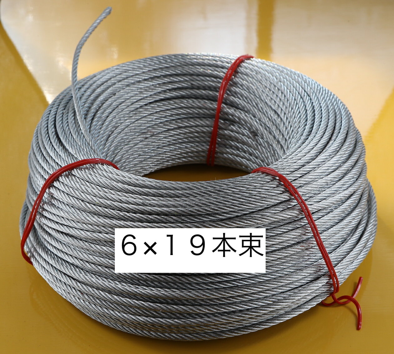 こちらは弊社製造くくり罠の木側に使用している固めで頑丈なワイヤーです。（脚側に使用することもできます。） 径4mm、6×19本束、鉄製、亜鉛メッキ塗装。 「100Kg級のイノシシがかかってもちぎれなかったので、頑丈だ。」というお声をいただい...