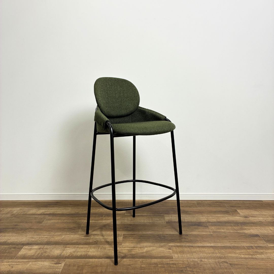 Work Plus の MAYUKU BAR STOOL Ivy green です。 【商品状態】 ・使用期間：4か月 ・脚・フレームにわずかにキズがございます。 ・中古品につき、全体的に細かいキズや汚れがございます。 ・クリーニング済の商...