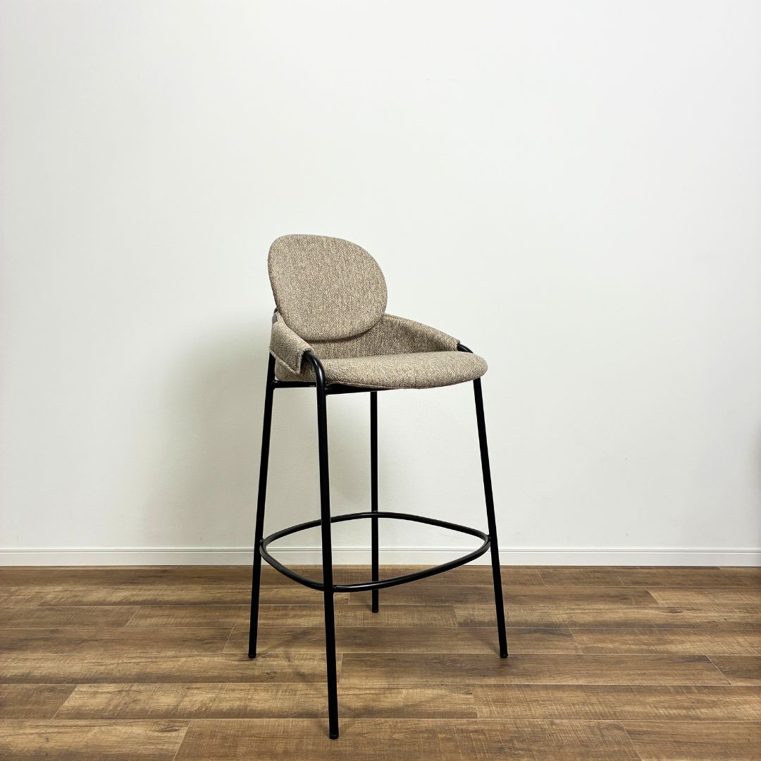 Work Plus の MAYUKU BAR STOOL Sand beige です。 【商品状態】 ・使用期間：4か月 ・脚・フレームにわずかにキズがございます。 ・中古品につき、全体的に細かいキズや汚れがございます。 ・クリーニング済の...