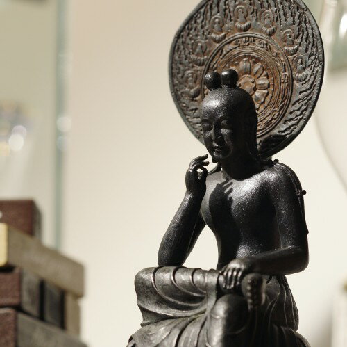 イスムこだわりの造型 小さな像の中にどの角度から見ても美しいプロポーションと重厚感を完璧に再現。 身にまとう神秘的な色の表現にこだわりぬき、胸元には艶やかな黒、衣には透明感のある黒、そして光背には木肌のやわらかさを活かした黒と、全身に様々な...