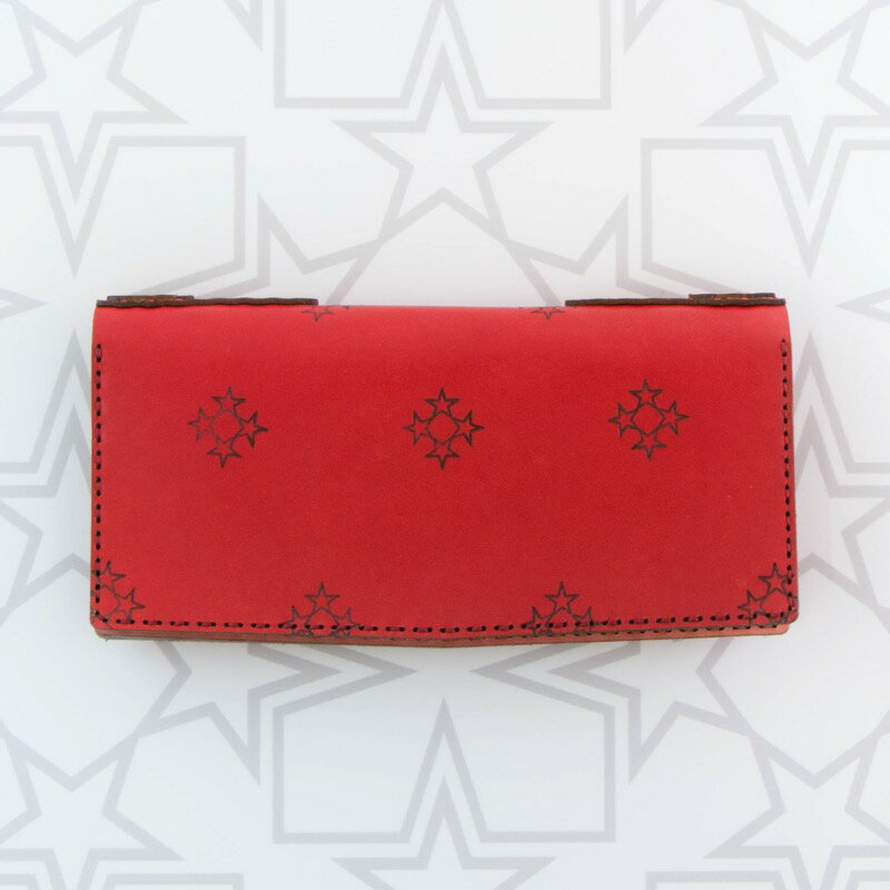 焼印のみを表面に施したシンプルなロングウォレットです。 オジャガデザインのロゴマークのみをあしらったクラシックな仕上がり。 表面の印象とは対照的に、内側には遊び心を盛り込んだカラーリングが楽しめるデザインとなっています。 color：ミック...