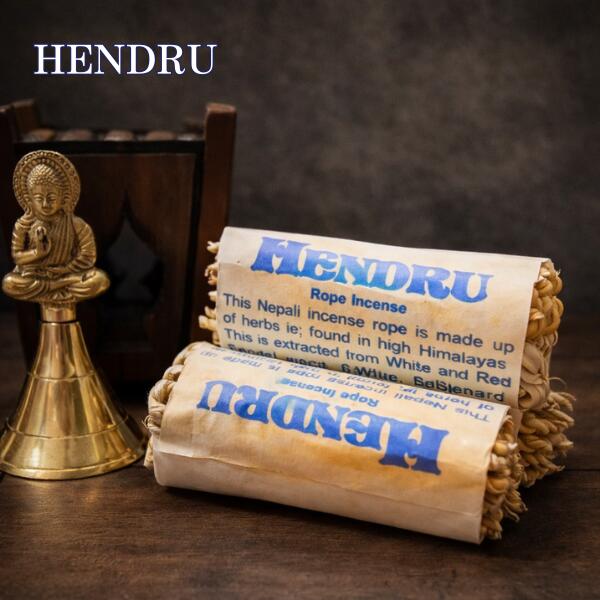 ネパールのヒマラヤで受け継がれてきた伝統のロープインセンス「HENDRU」は、ホワイトセージやスパイクナードなどの天然ハーブを使用し、職人が一本一本手作業で編み上げた特別なお香です。大地を感じさせる深みと、わずかな甘さを含んだ神秘的な香りは...