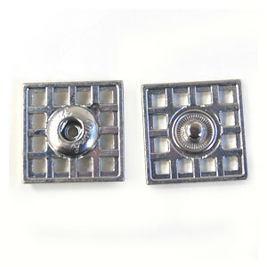 ●素材：ダイキャスト●サイズ：一辺 約25mm（対角線の場合約33mm）　/　閉じた際の厚み 約6mm●内容：1組入り【商品の詳細】ユニークな形とデザイン性を重視したスナップボタンです。従来の「スナップボタンは丸いもの」と言う概念を打破した...