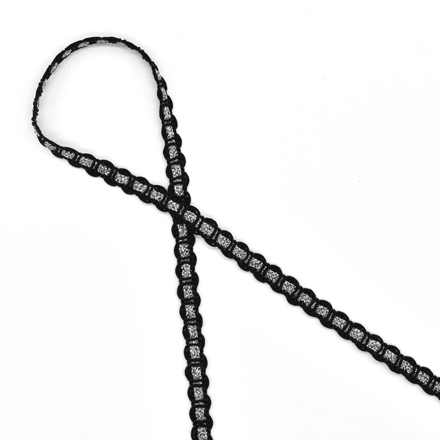 ●素材：レーヨン90％ ポリエステル10％●サイズ：約7mm幅※サイズはロットにより多少差があります。あくまで目安としてお考えください。【商品の特徴】レーヨン素材のラメブレードです。中央にメタリックなラメが通っています。華やかな印象で舞台衣...