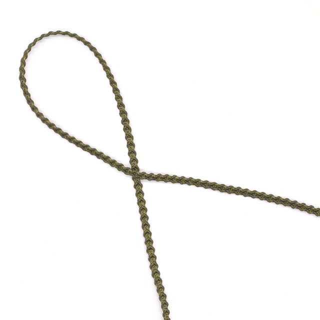 ●素材：レーヨン100％●サイズ：約3〜4mm幅※サイズはロットにより多少差があります。あくまで目安としてお考えください。【商品の特徴】細幅のレーヨンブレードです。鮮やかなカラー展開が特徴です。衣装の縁飾りだけでなく、カルトナージュなど小物...