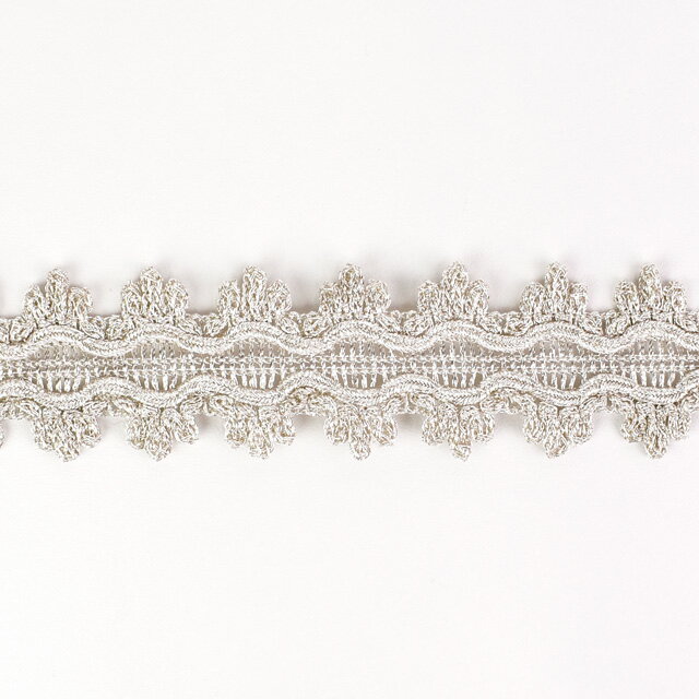 ●素材：ポリエステル35％　レーヨン65％●サイズ：約30mm幅【商品の詳細】衣装に最適な、高級感のあるラメブレードです。柄が上品で、遠くから見ても存在感があります。ドライクリーニング可【ご注意】海外からの仕入れの為、国内在庫が欠品すると次...