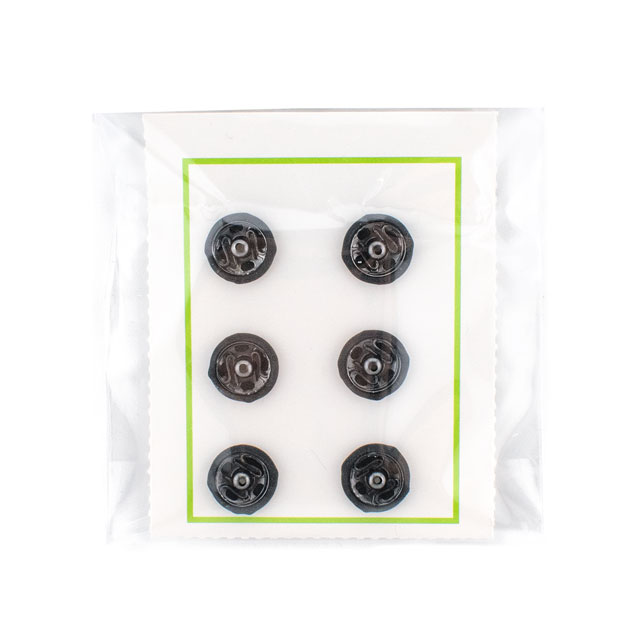 ●入数：6組入●素材：ポリエステル、黒ニッケル●サイズ：8mm【商品の説明】衣服をとめる用途で使われる、生地で包んだスナップボタンです。ボタンの周りが薄い生地で包まれているので、デザインの邪魔になりません。＜ご確認下さい＞・商品画像2枚目は...