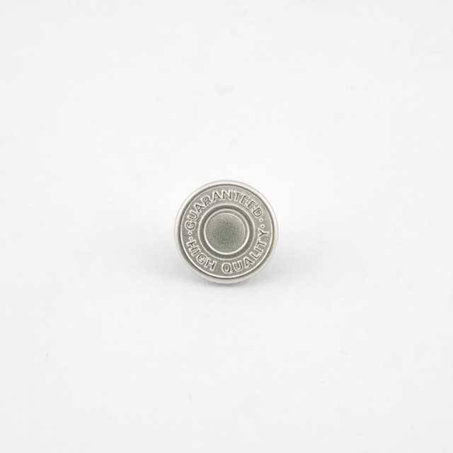 ●素材：真鍮●サイズ：14mm●内容：5個入り【商品の詳細】ジーンズによく使用されているデニムボタン（ネオバーボタン）です。ジーンズを始め、バッグや小物にもご利用頂けます。使うものはトンカチだけで、打ちつけると簡単につきますので、初心者の方...