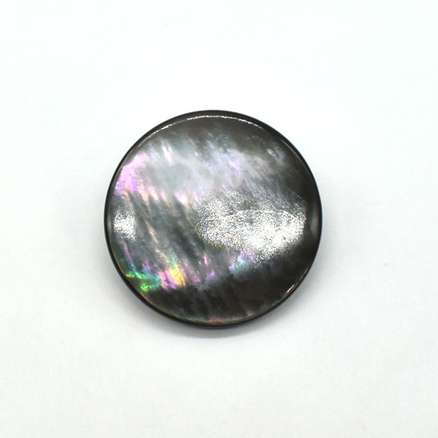 ●素材：黒蝶貝●サイズ（直径）：20mm【商品の詳細】シンプルな裏穴（金属足）タイプのシェルボタン（貝ボタン）です。デザインを邪魔せず、万能に使えるタイプです。【お手入れ】割れ・欠け防止のためクリーニングの際は外すことをおすすめいたします。...