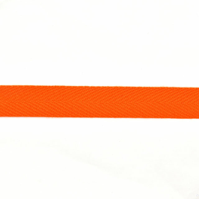 ●素材：アクリル100%●サイズ：約20mm幅/約1mm厚【商品の詳細】杉綾織のしなやかなカラーテープです。厚さ約1mmと薄手なので、袋物の持ち手やエプロンの紐などの用途以外にも、パイピングや布の縁取り、衣類の伸び止めなど様々な部分にご利用...