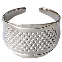 ●フリーサイズ●金属製【商品詳細】扱いやすいフリーサイズの指ぬきです。針の頭を指ぬきにあてて、親指と人差し指で軽くつかみながら針を持つと、きれいに早く縫えるようになります。【ご注文前に必ずお読み下さい】・表示価格は1個の価格です。・ご覧にな...
