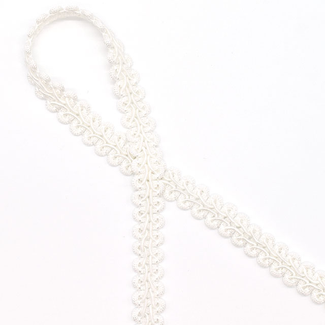 ●素材：レーヨン100％●サイズ：約14mm幅※サイズはロットにより多少差があります。あくまで目安としてお考えください。【商品の特徴】シンプルなレーヨンブレードです。衣装の縁飾りだけでなく、カルトナージュなど小物の装飾にもおすすめです。【ご...